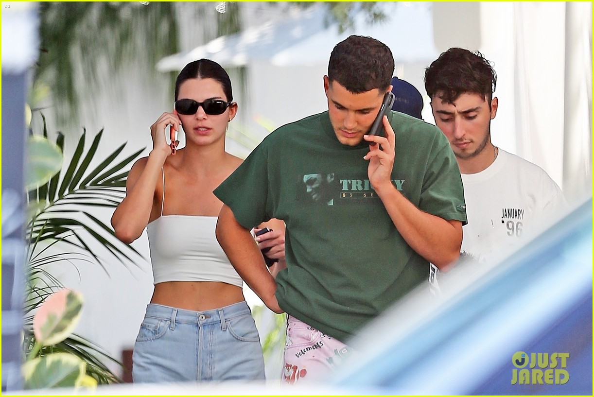 Kendall Jenner Watches NBA Games at L.A. Sports Bar with Friends: Photo ...