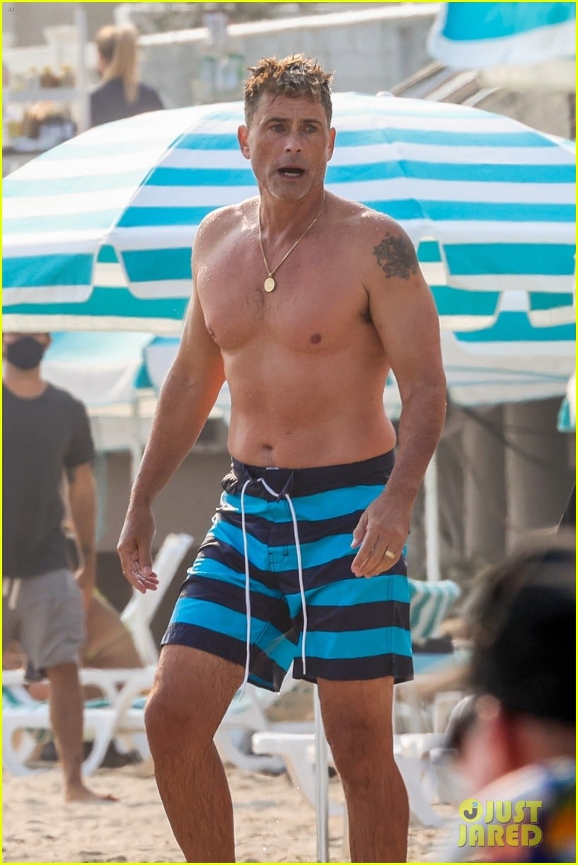 Rob Lowe Shows Off Fit Shirtless Figure at the Beach!: Photo 4477347 ...