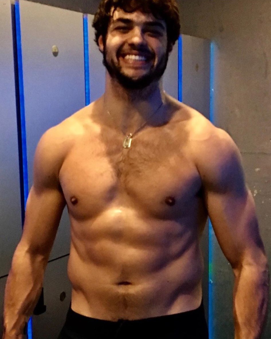 Noah Centineo Puts His Abs on Display In Hunky New Instagram Post ...
