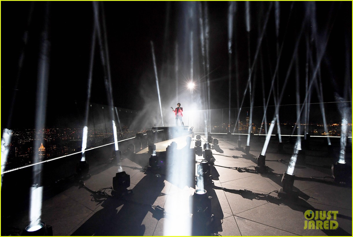 The Weeknd Opens MTV VMAs 2020 with 'Blinding Lights' Performance ...