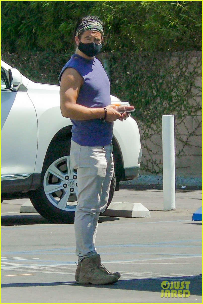 Colin Farrell Shows Off His Arms While Picking Up Lunch in Los Feliz ...