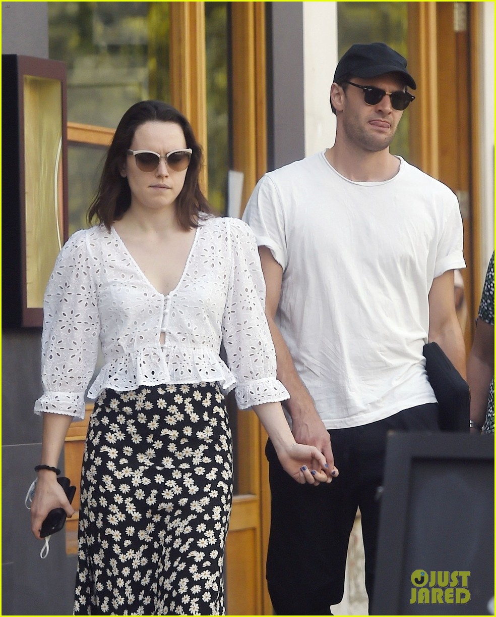 Daisy Ridley & Tom Bateman Continue To Fuel Marriage Rumors By Wearing ...