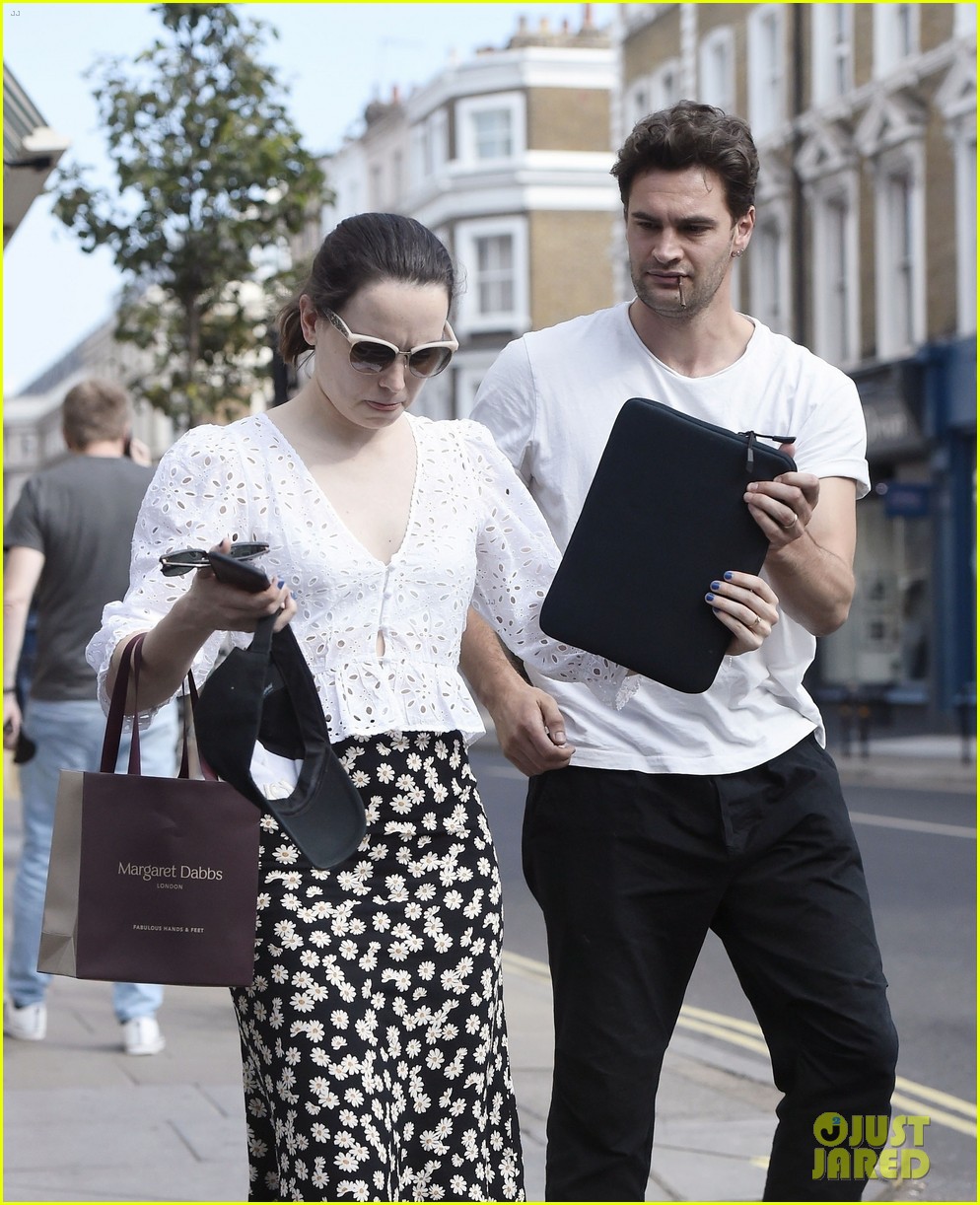 Daisy Ridley & Tom Bateman Continue To Fuel Marriage Rumors By Wearing ...