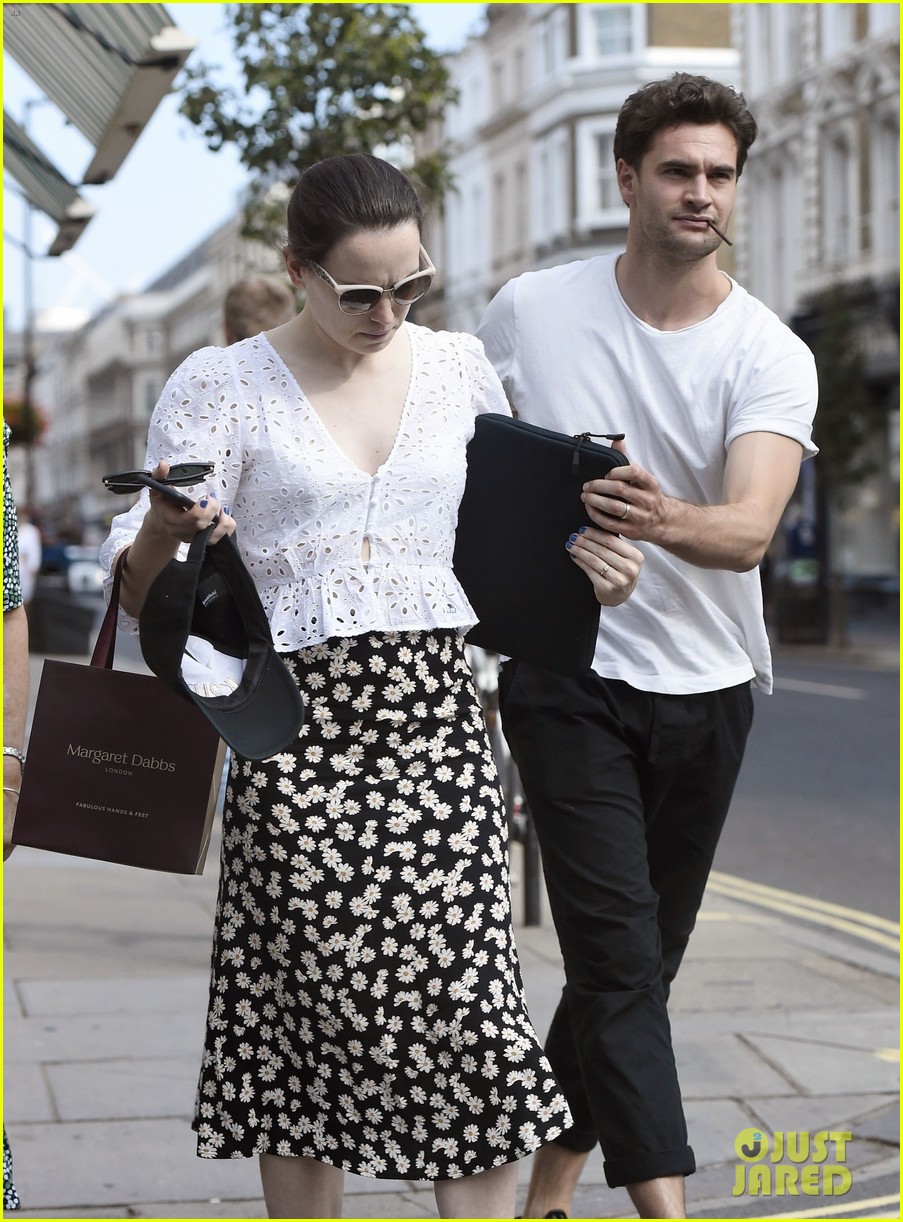 Daisy Ridley & Tom Bateman Continue To Fuel Marriage Rumors By Wearing ...