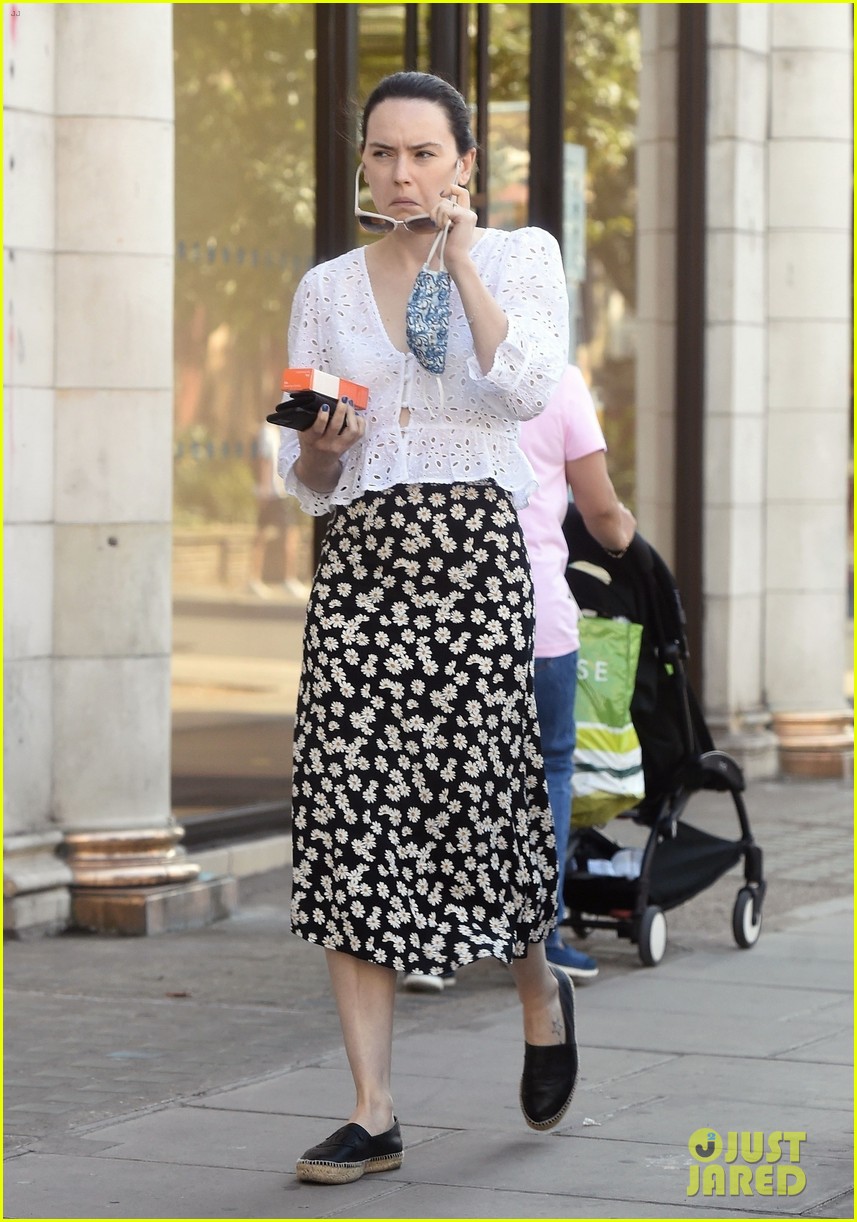 Daisy Ridley & Tom Bateman Continue To Fuel Marriage Rumors By Wearing ...