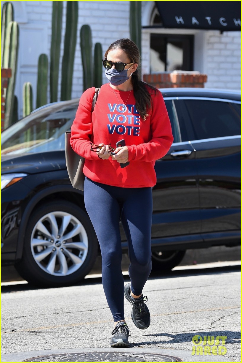Jennifer Garner Reminds Everyone to Vote With Her Red, White & Blue ...