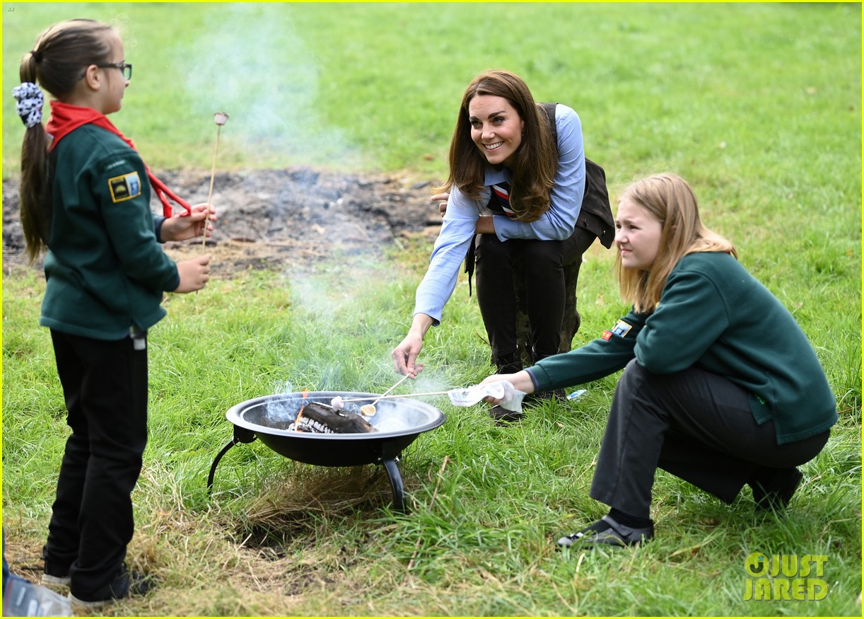 Duchess Kate Middleton Roasts Marshmallows with Scouts!: Photo 4488817 ...