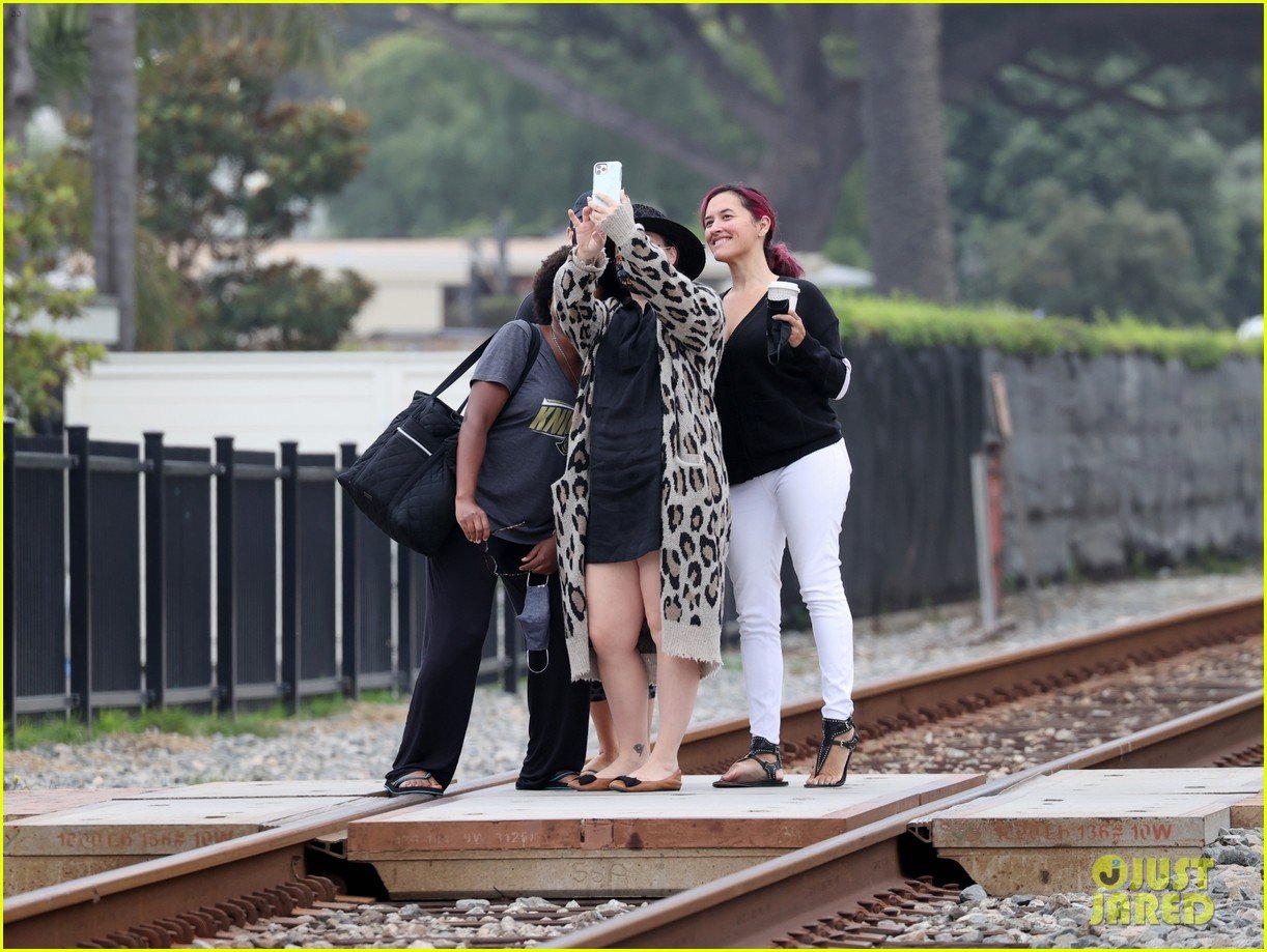 Kelly Clarkson Enjoys a Weekend Getaway at the Beach With Her Friends ...