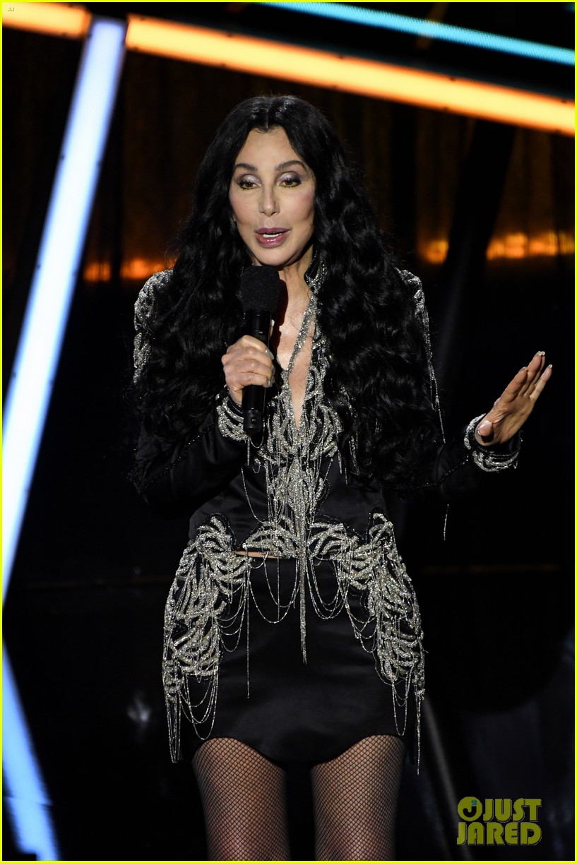 Cher Presents Garth Brooks With Icon Award at Billboard Music Awards ...