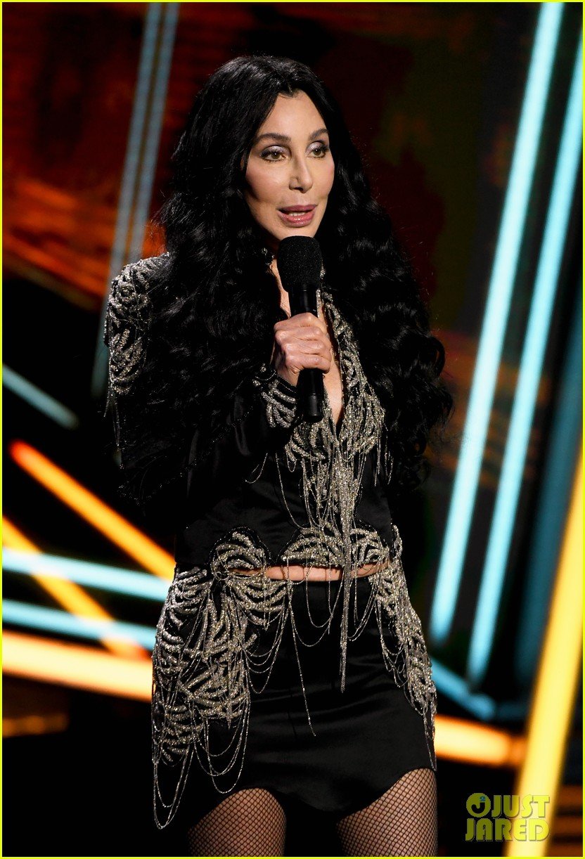 Cher Presents Garth Brooks With Icon Award at Billboard Music Awards ...