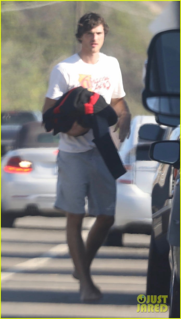 Jacob Elordi Bares His Abs After Surf Session in Malibu: Photo 4495910 ...