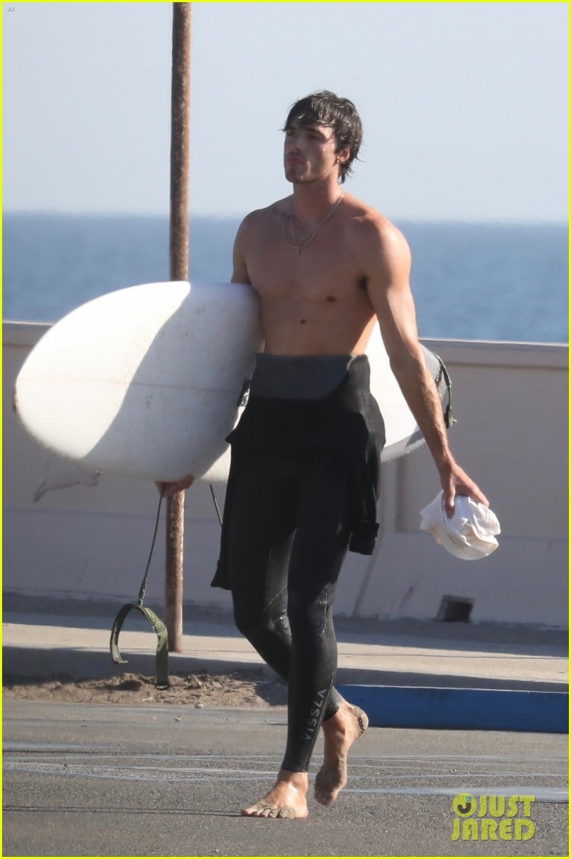 Jacob Elordi Bares His Abs After Surf Session in Malibu: Photo 4495922 ...