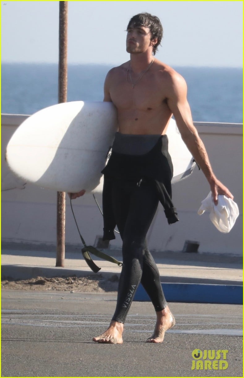 Jacob Elordi Bares His Abs After Surf Session in Malibu: Photo 4495923 ...