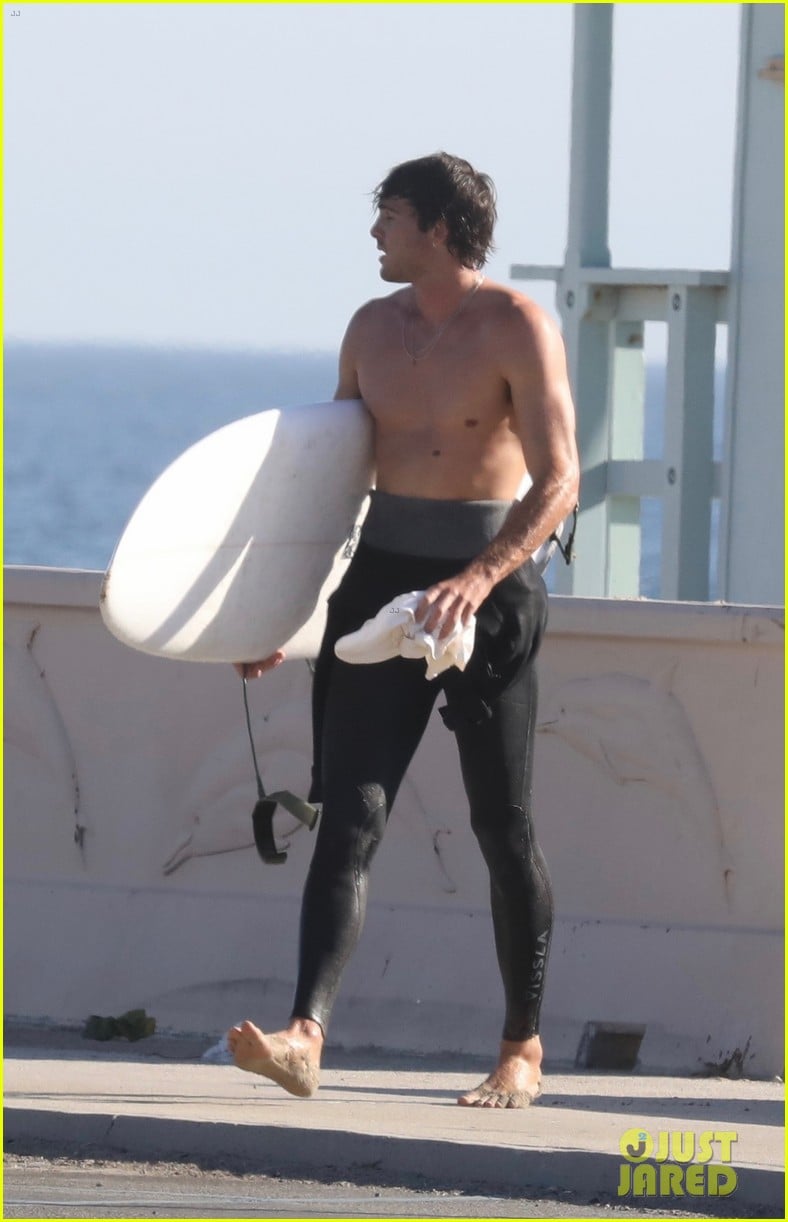 Jacob Elordi Bares His Abs After Surf Session in Malibu: Photo 4495929 ...