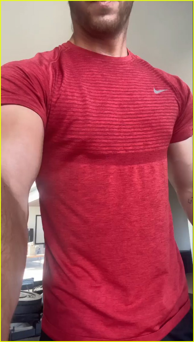 Nick Jonas Looks So Hot While Doing an Upper Body Workout - Watch the ...