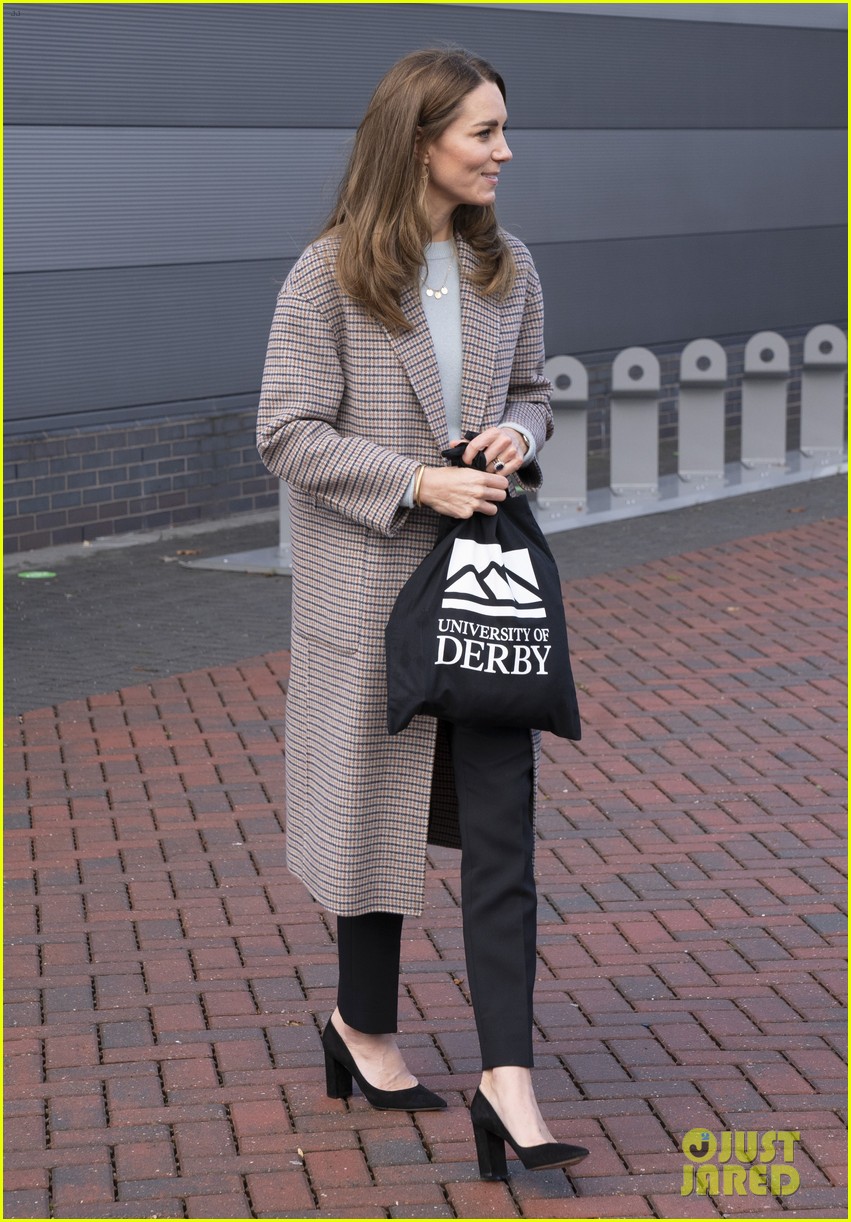 Duchess Kate Middleton Wears Face Mask, Tours University in England ...