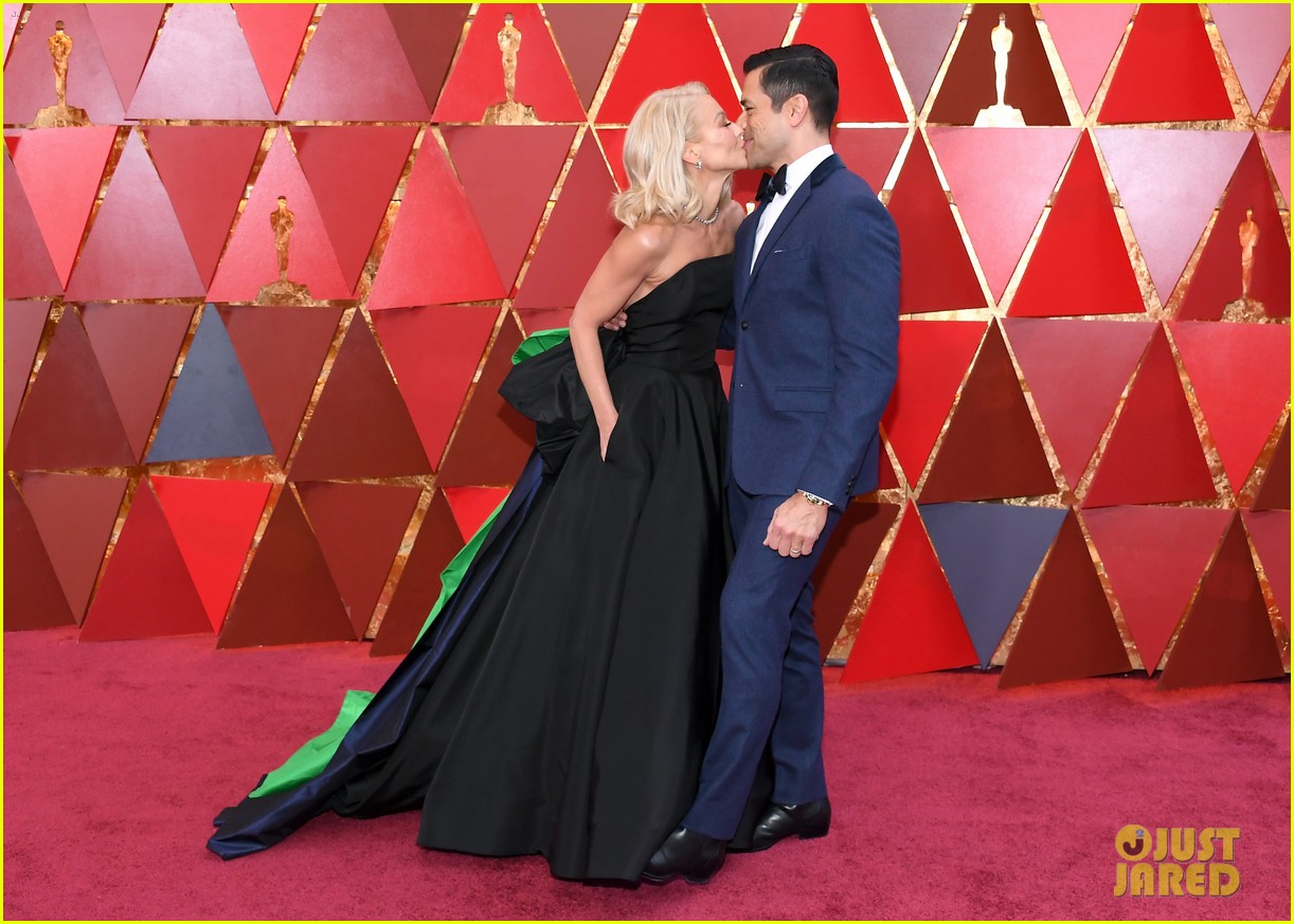 Kelly Ripa Turns 50, Husband Mark Consuelos Calls Her 'Sexy' in His ...