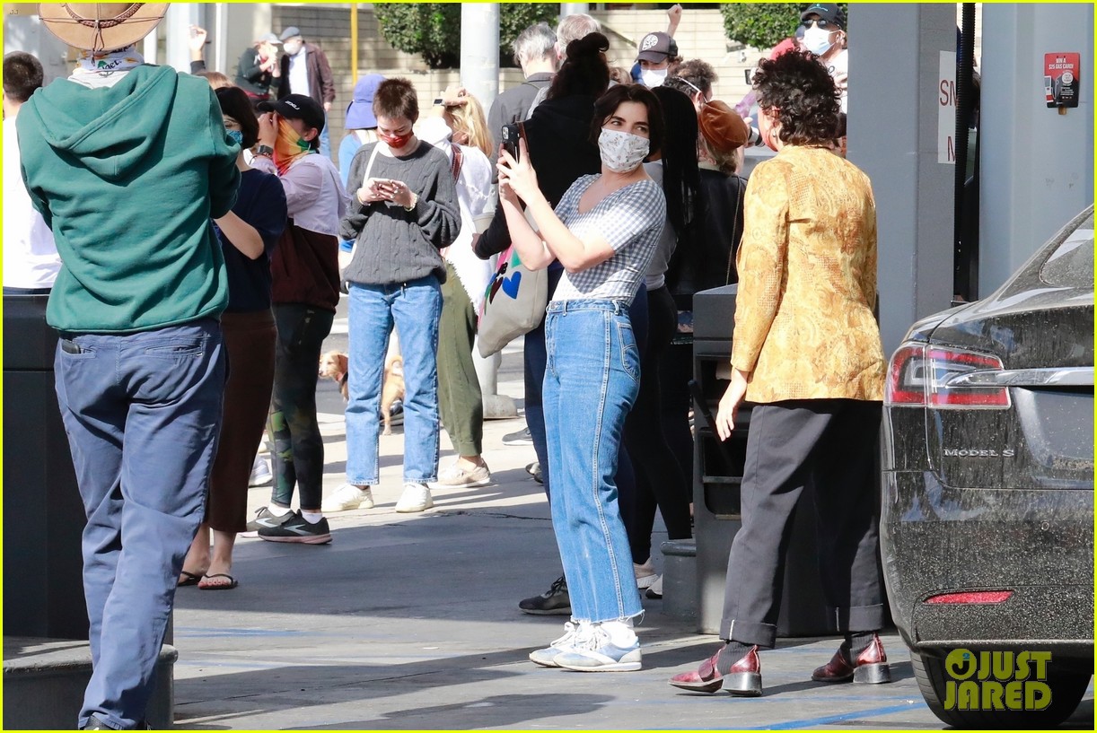 These Photos of Alia Shawkat Dancing in the L.A. Streets to Celebrate ...