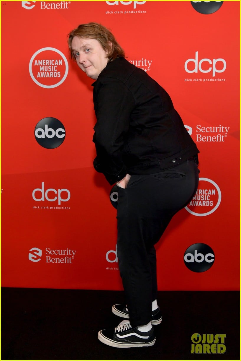 Lewis Capaldi Hams It Up on American Music Awards 2020 Red Carpet with ...