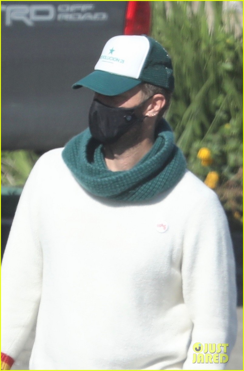 Chris Martin Steps Out in a Mask to Grab Essentials in Malibu: Photo ...