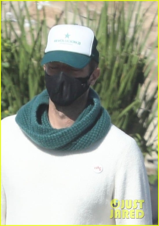 Chris Martin Steps Out in a Mask to Grab Essentials in Malibu: Photo ...