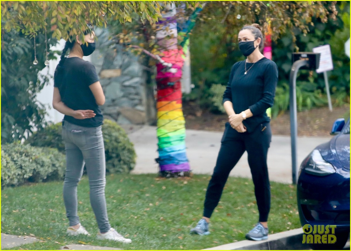 Jennifer Garner Masks Up While Chatting with One of Her Friends: Photo ...