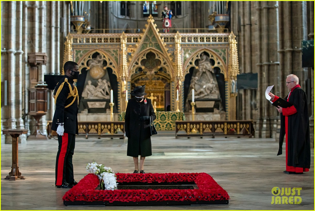 Queen Elizabeth Wears Face Mask for First Time at Remembrance Day Event ...
