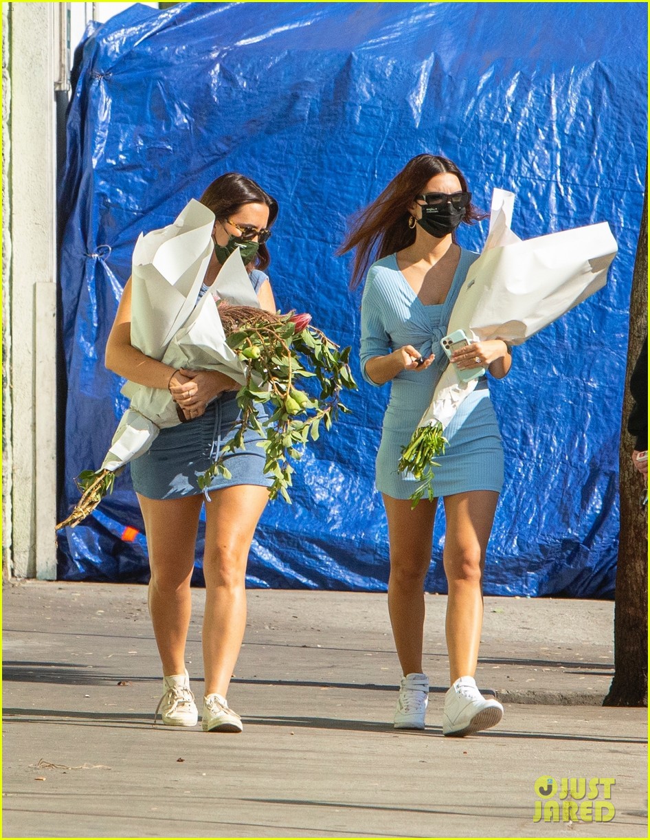 Emily Ratajkowski Cradles Her Growing Baby Bump While Shopping for ...