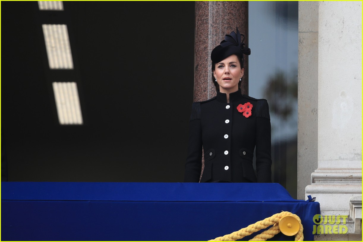 Prince William & Kate Middleton Join Queen Elizabeth for Remembrance ...