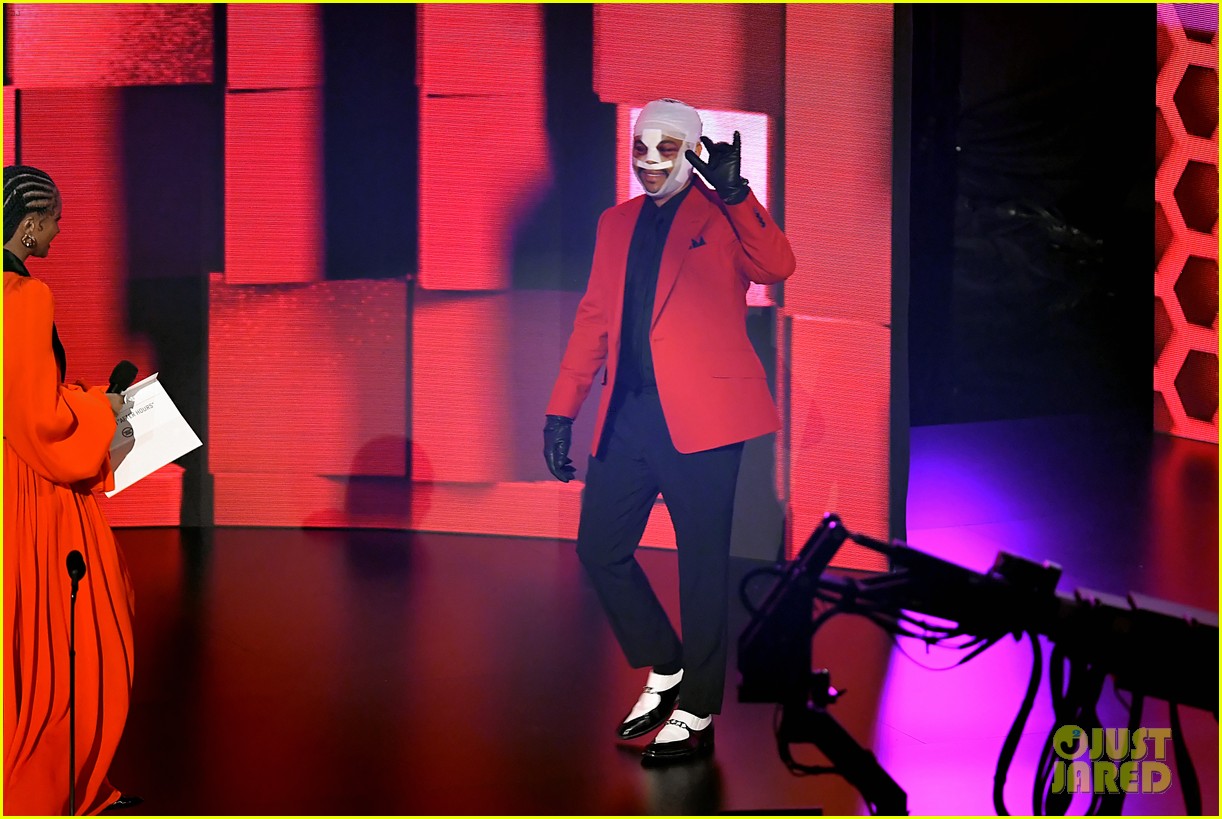 The Weeknd Is Covered in Bandages at American Music Awards 2020: Photo ...