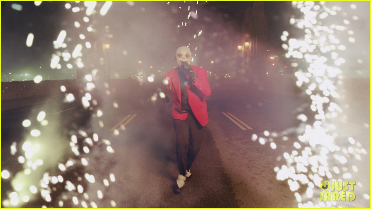 The Weeknd Delivers Explosive Performance at the American Music Awards ...