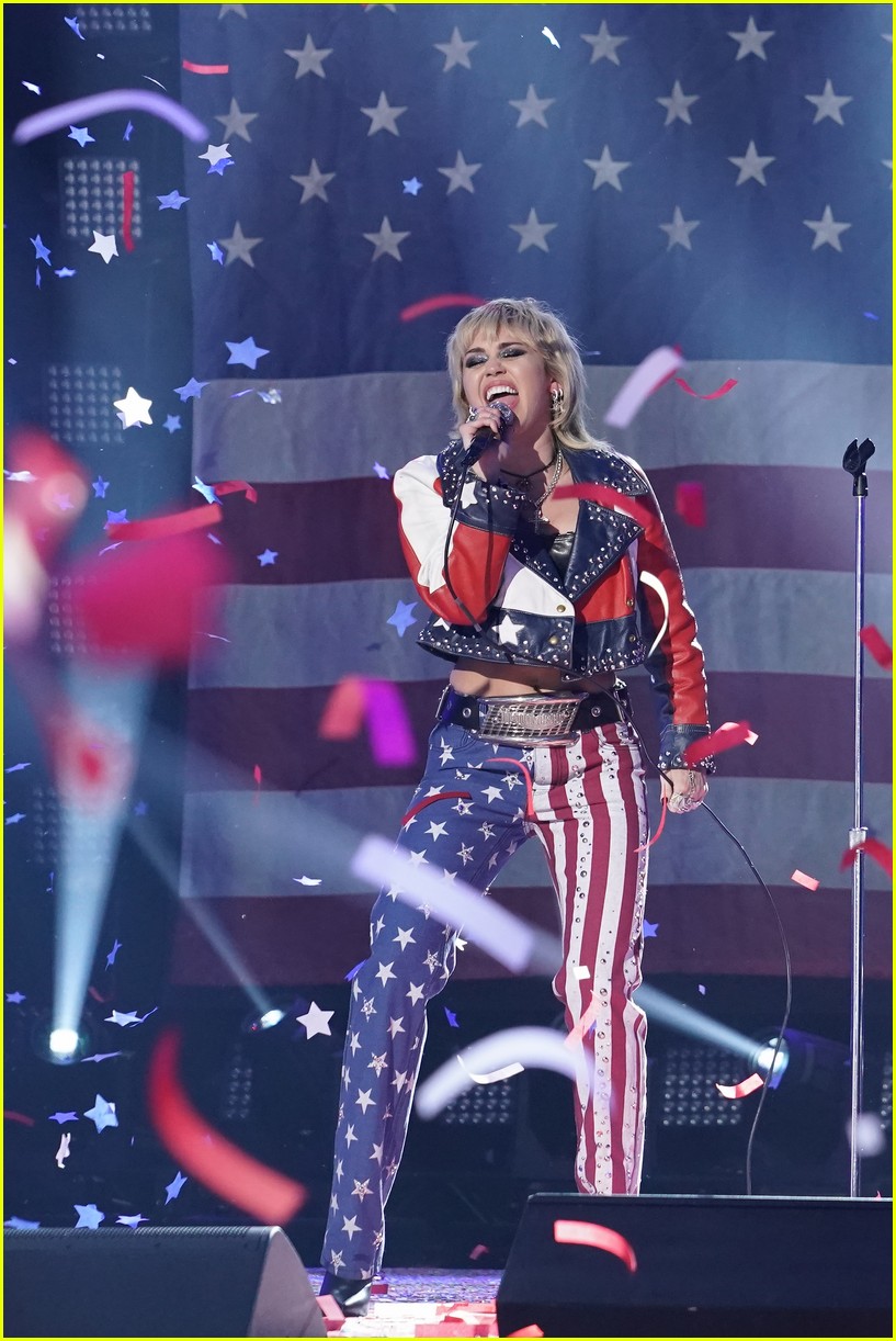 Miley Cyrus Sings 'Party in the USA' to Kick Off Rockin' Eve 2021 ...
