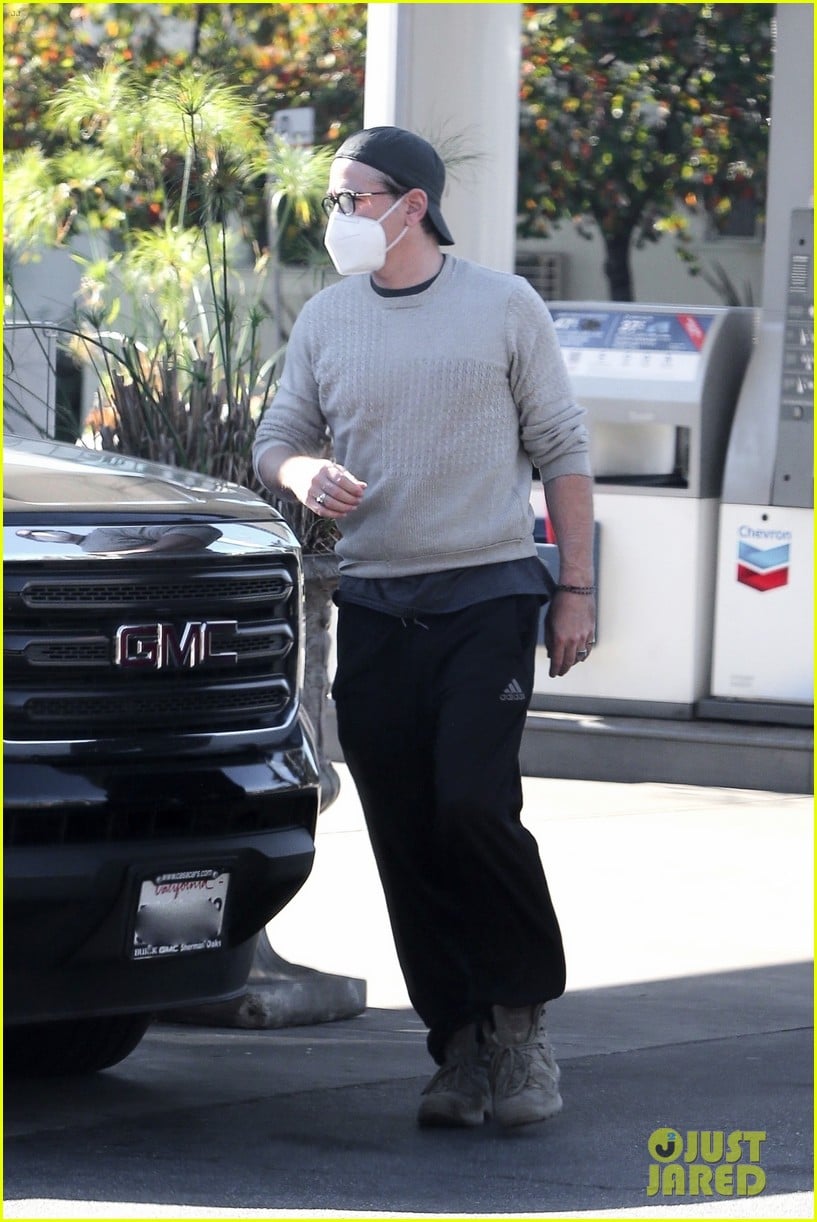 Colin Farrell Masks Up During a Trip to the Gas Station: Photo 4510357 ...