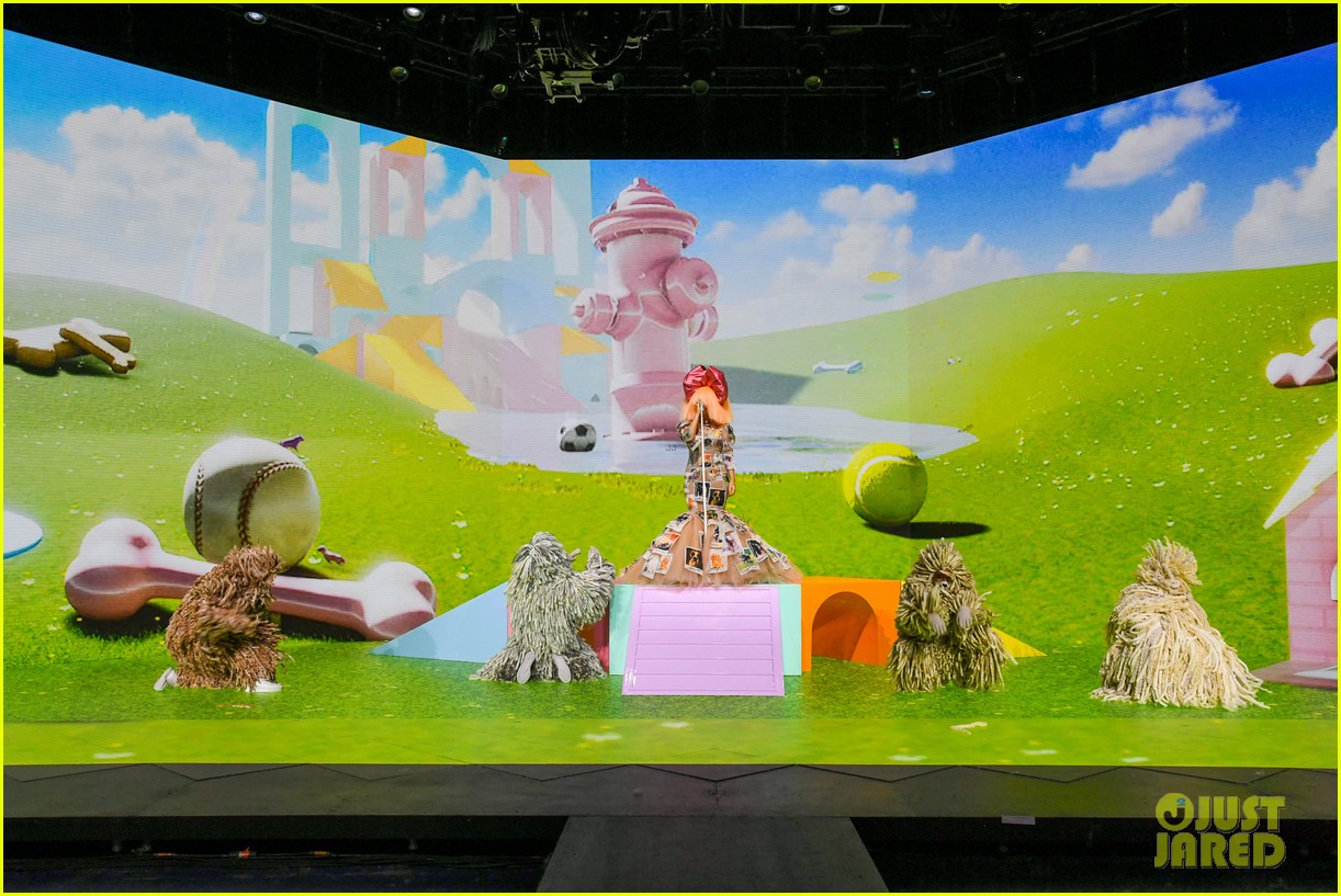 Sia's 'Hey Boy' Performance Is an Ode to Dogs at MTV Movie & TV Awards ...