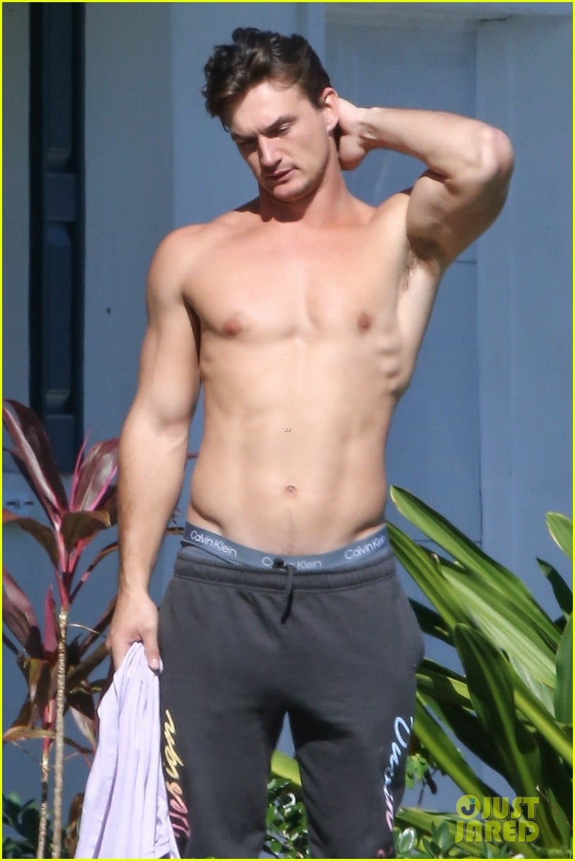 Tyler Cameron Flaunts His Buff Body Shirtless in Miami: Photo 4506745 ...