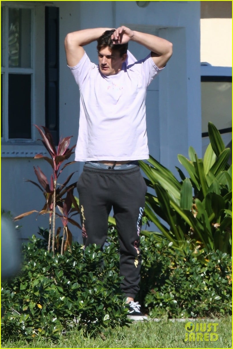 Tyler Cameron Flaunts His Buff Body Shirtless in Miami: Photo 4506752 ...