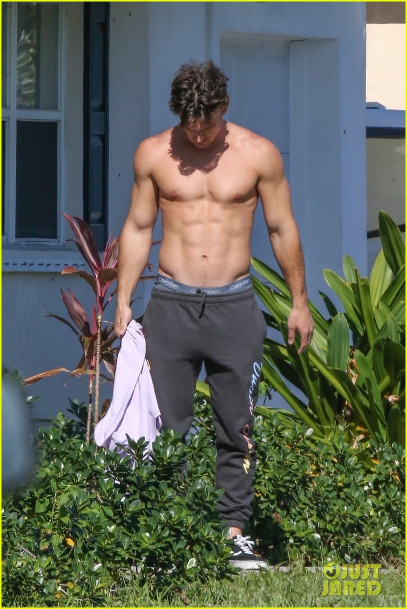 Tyler Cameron Flaunts His Buff Body Shirtless in Miami: Photo 4506767 ...