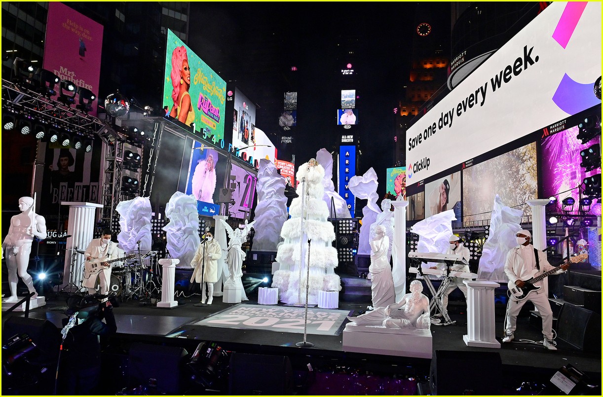 Here's Why Jennifer Lopez Teared Up During Her New Year's Eve 2021 ...