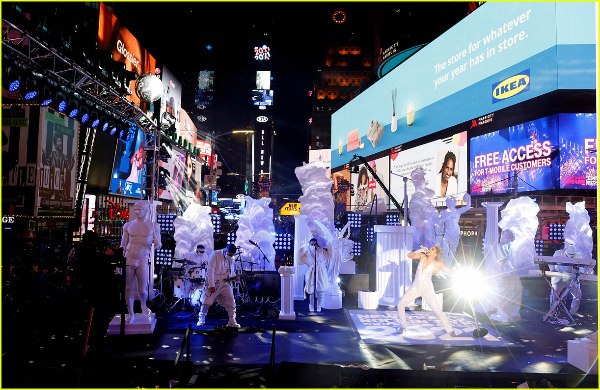 Here's Why Jennifer Lopez Teared Up During Her New Year's Eve 2021 ...