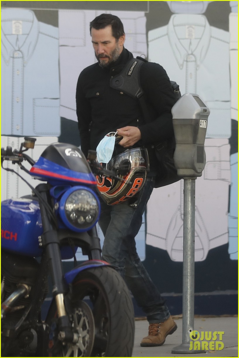 Keanu Reeves Preps For A Motorcycle Ride in LA: Photo 4519345 | Keanu ...