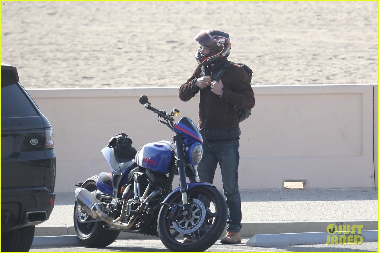 Keanu Reeves Looks Fit Shirtless at the Beach in Malibu: Photo 4514885 ...