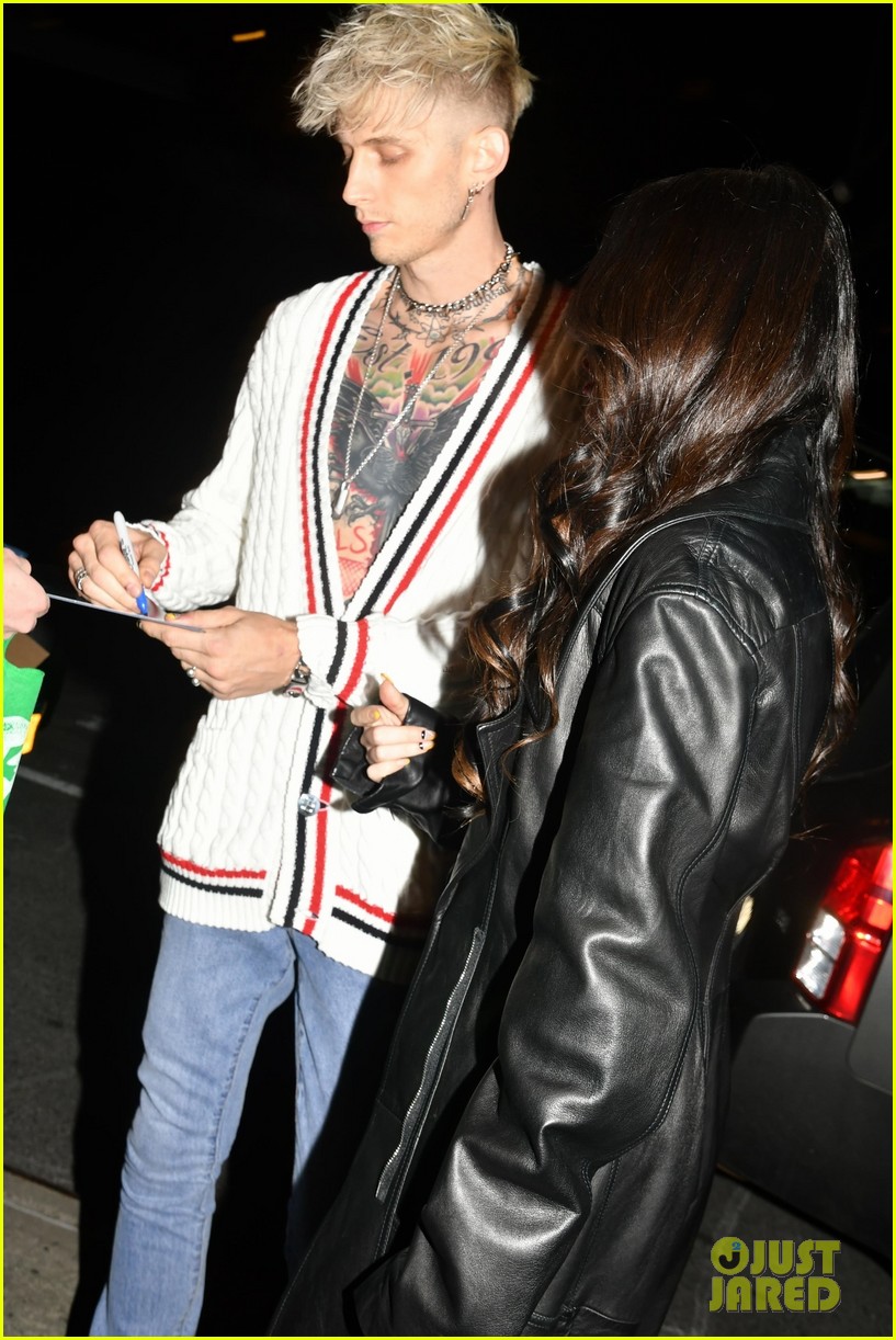 Megan Fox & Machine Gun Kelly Cuddle Up After His 'SNL' Performance in ...