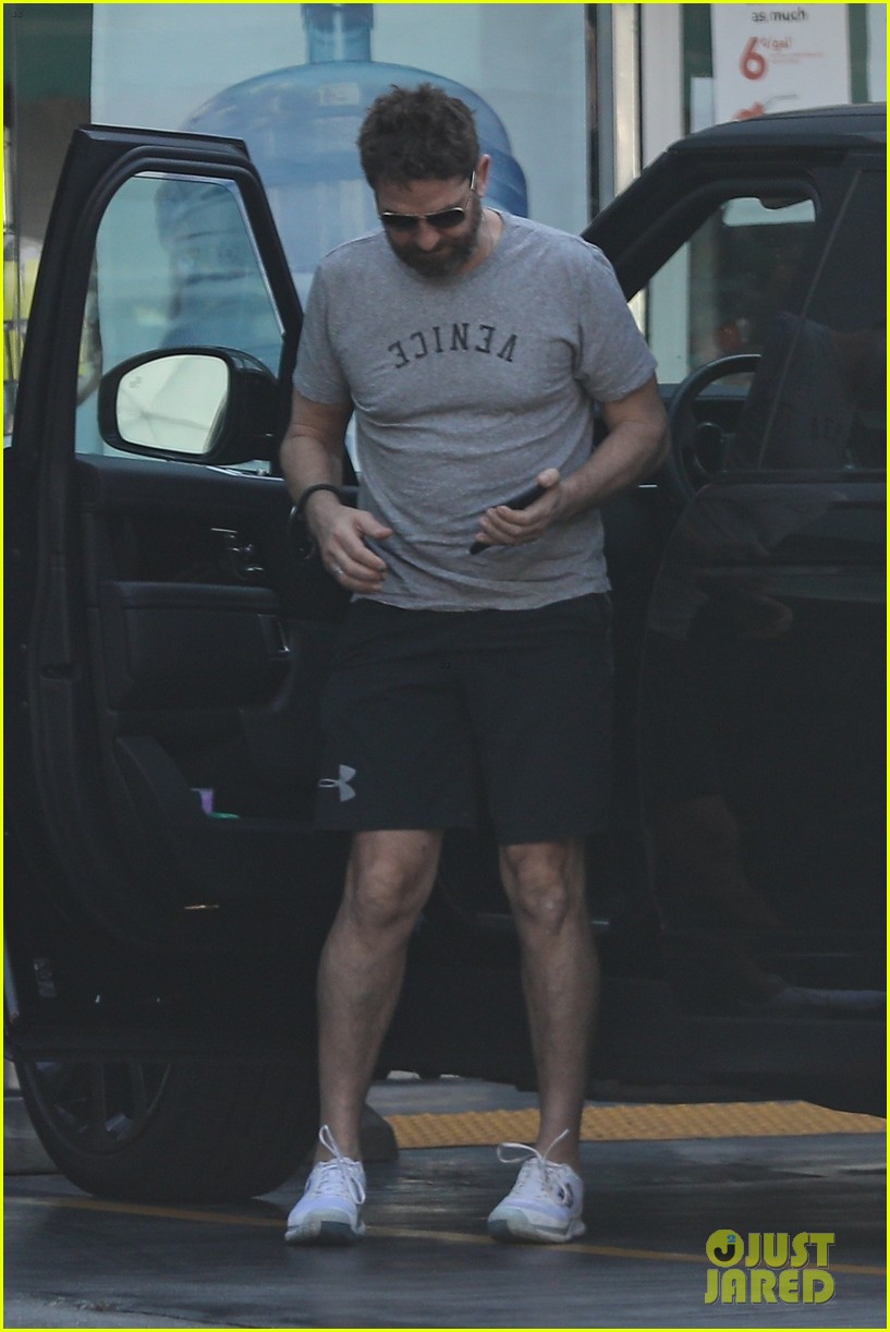 Gerard Butler Stops By Gas Station for Quick Errand Run: Photo 4524216 ...