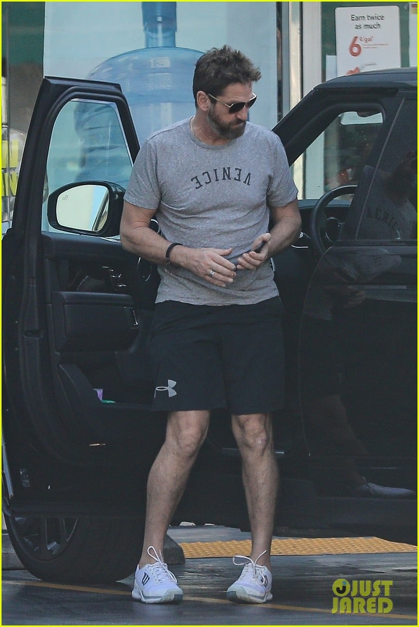 Gerard Butler Stops By Gas Station for Quick Errand Run: Photo 4524217 ...