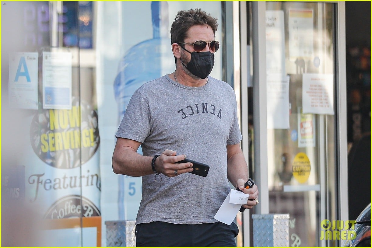 Gerard Butler Stops By Gas Station for Quick Errand Run: Photo 4524232 ...