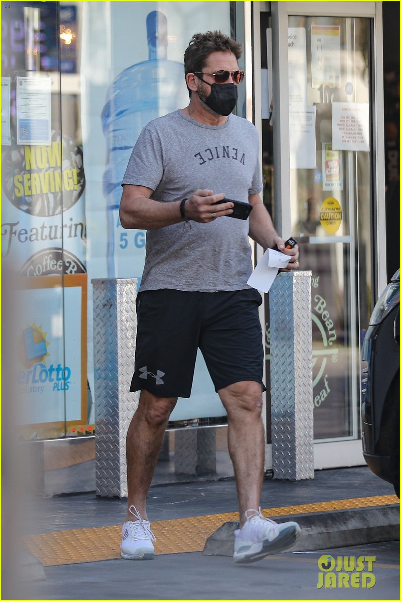 Gerard Butler Stops By Gas Station for Quick Errand Run: Photo 4524233 ...