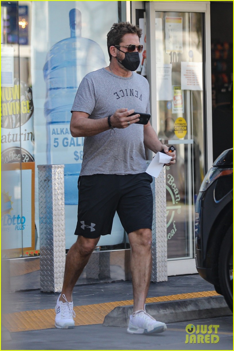 Gerard Butler Stops By Gas Station for Quick Errand Run: Photo 4524234 ...