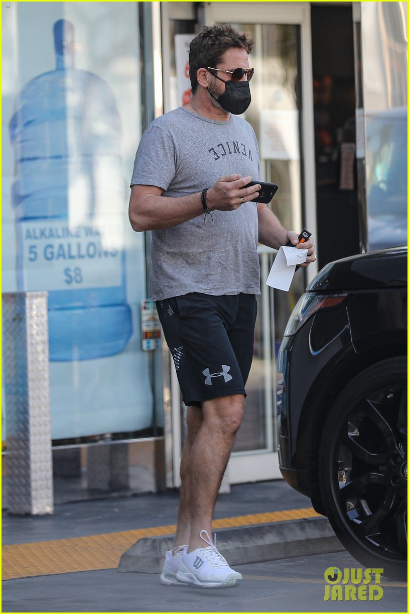 Gerard Butler Stops By Gas Station for Quick Errand Run: Photo 4524235 ...