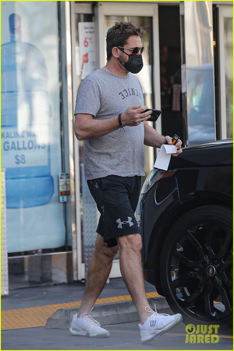 Gerard Butler Stops By Gas Station for Quick Errand Run: Photo 4524236 ...