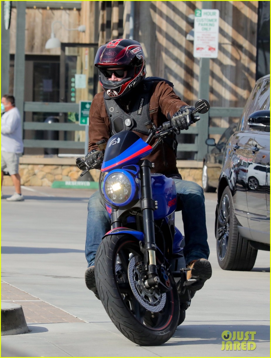 Keanu Reeves Gets Chatty With Fans While Out On A Motorcycle Ride ...